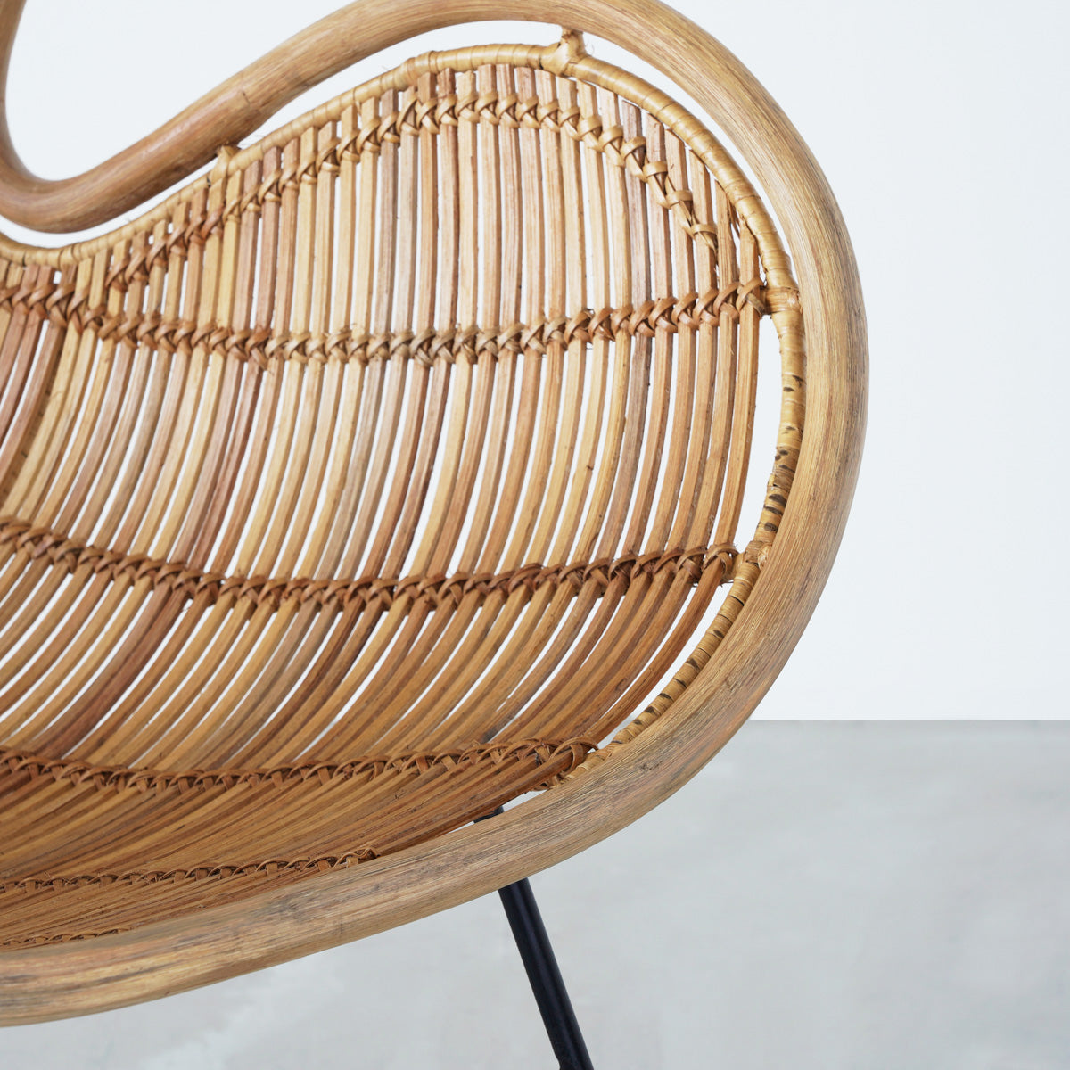 Rattan - Curve 包み込まれる ラタン素材のラウンジチェア – KANADEMONO