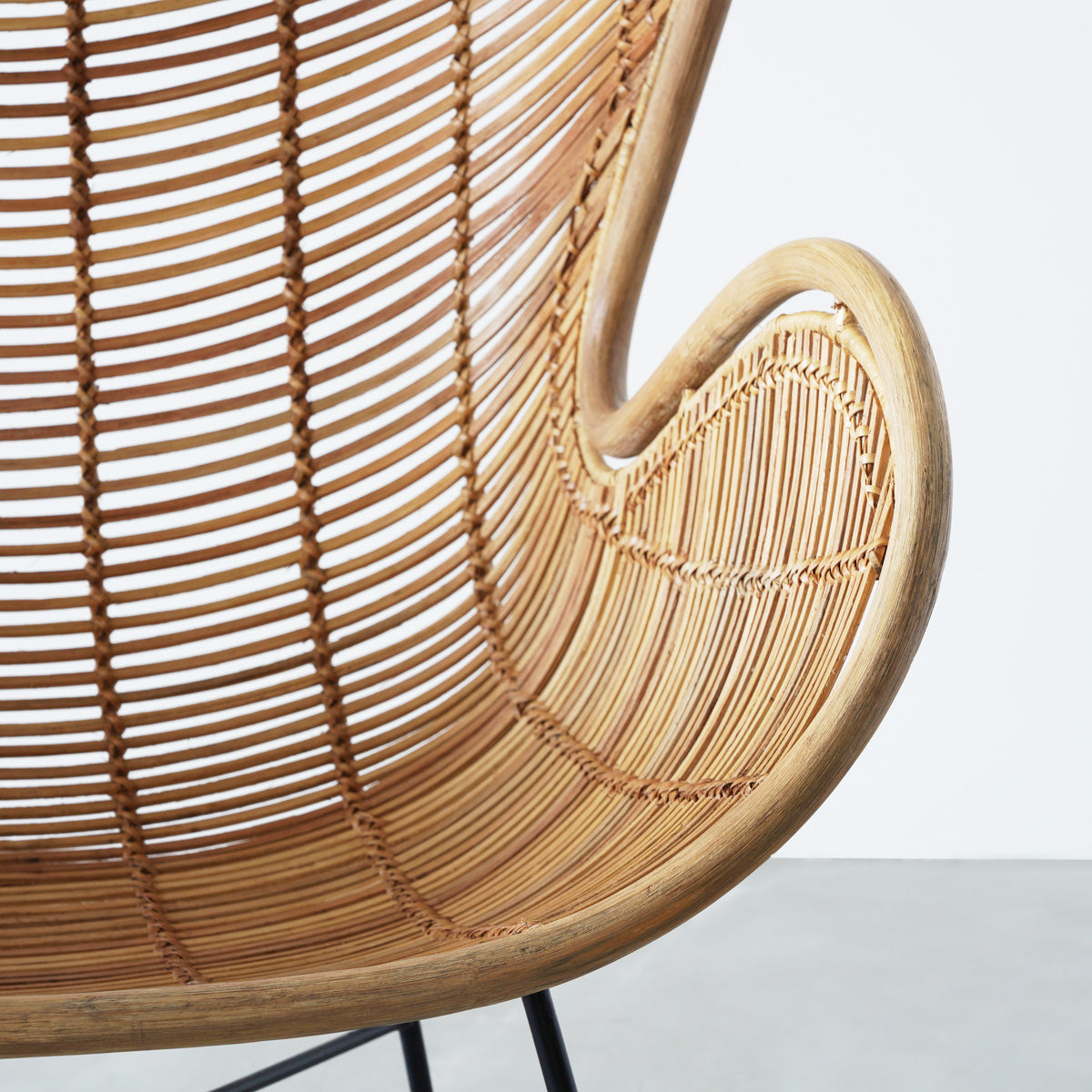 Rattan - Curve 包み込まれる ラタン素材のラウンジチェア – KANADEMONO