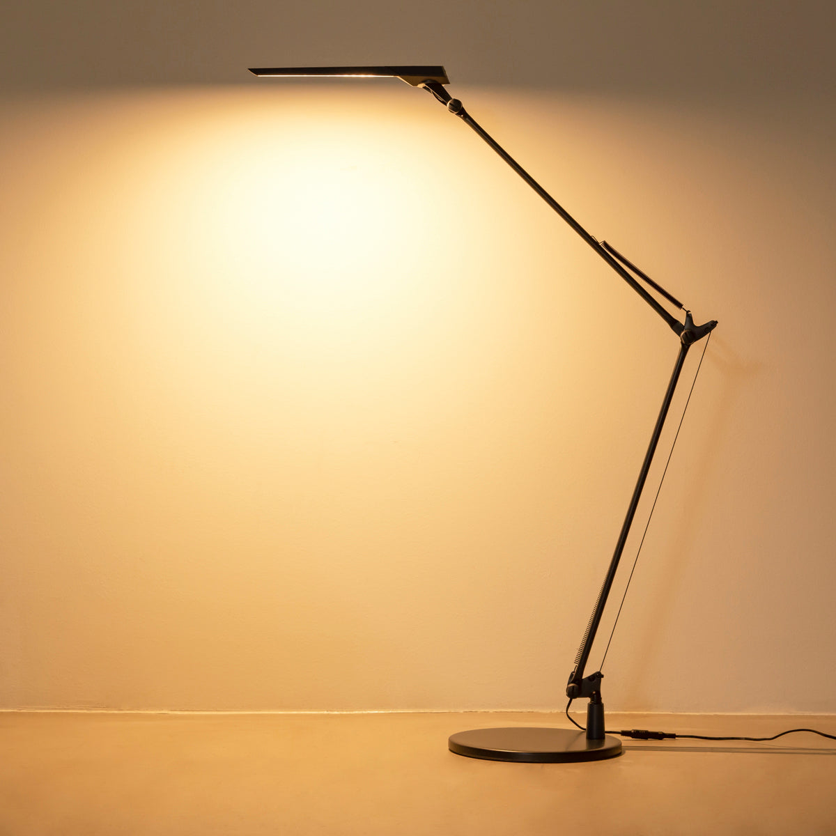 Slim - Stylish Touchless Matte Desk Lamp – KANADEMONO