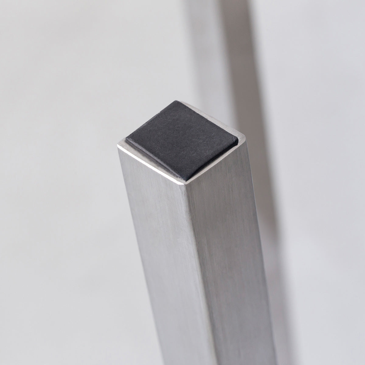 THE STOOL / 無垢 ホワイトオーク × Stainless Standard – KANADEMONO