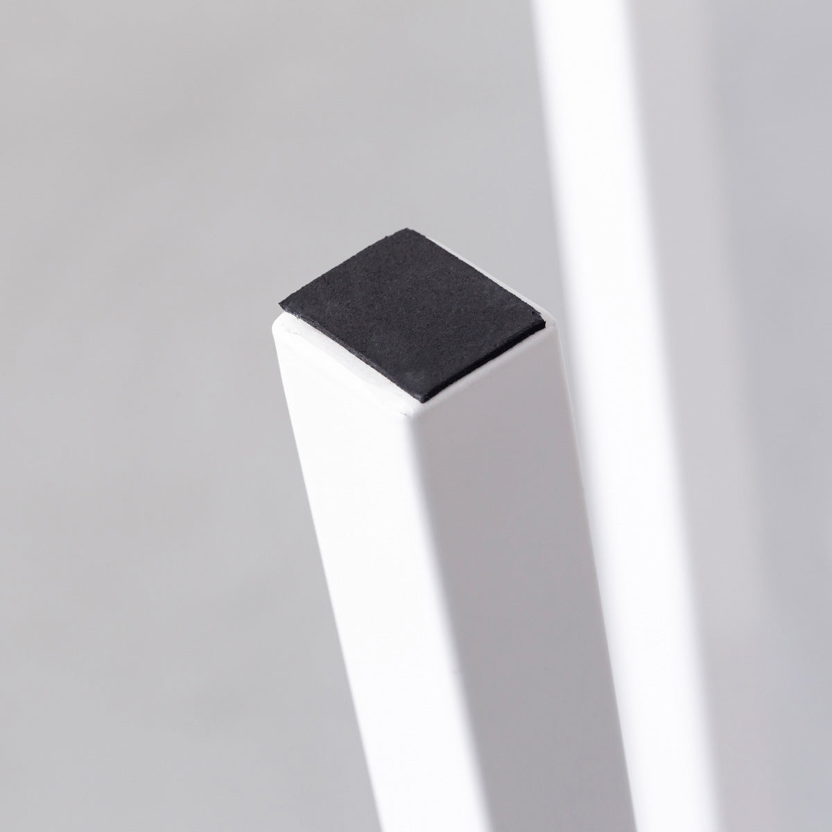 THE STOOL / 無垢 ウォルナット × White Steel Standard – KANADEMONO