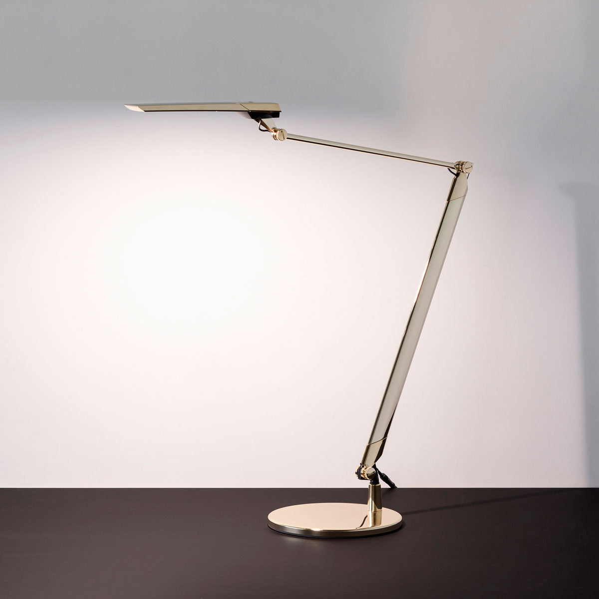 Slim - Stylish Touchless Metalic Desk Lamp – KANADEMONO
