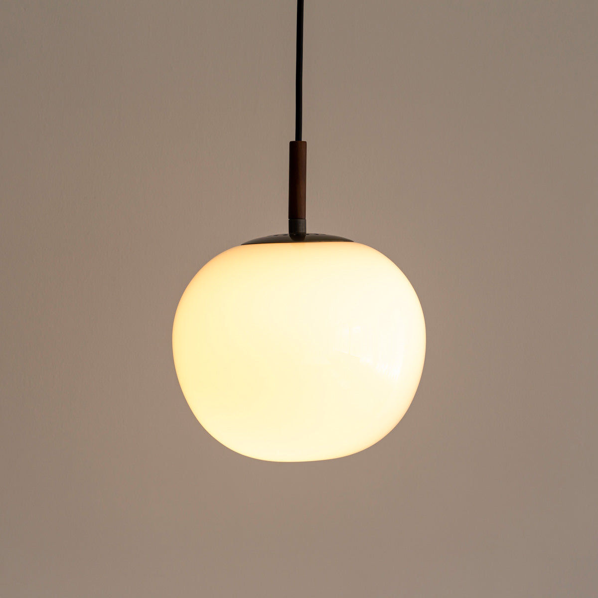 Milky × Round 乳白色のガラス ラウンド ペンダントライト – KANADEMONO